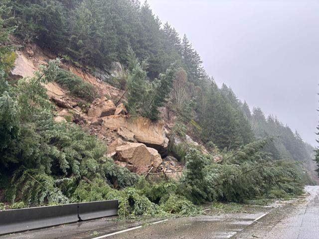 Landslide closes northbound I-5 south of Bellingham | Bellingham Herald